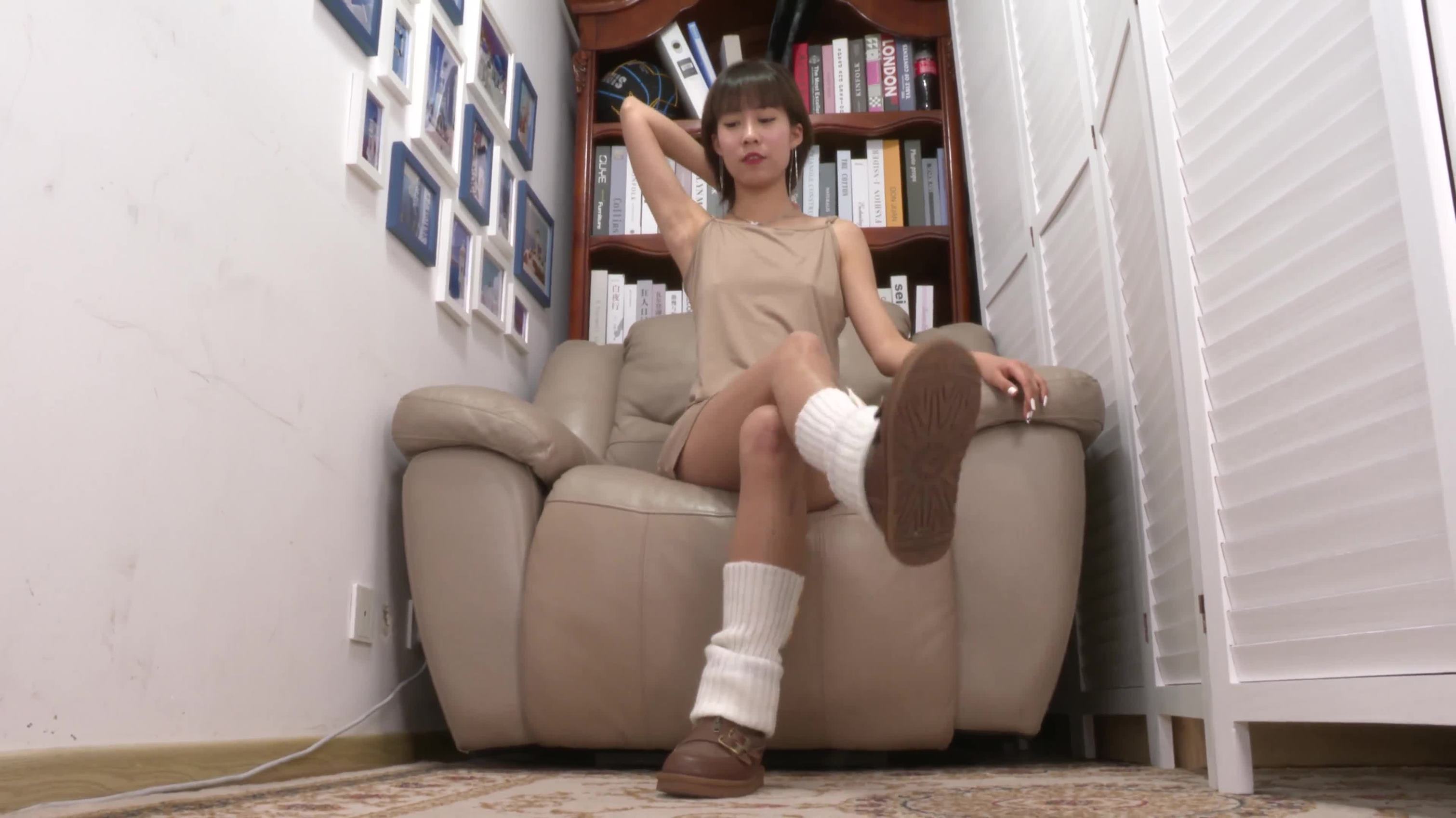 A&F NO.223 Fluoxetire-妹妹展示诱人小脚 第6部[1V/1.57GB] - 图火火