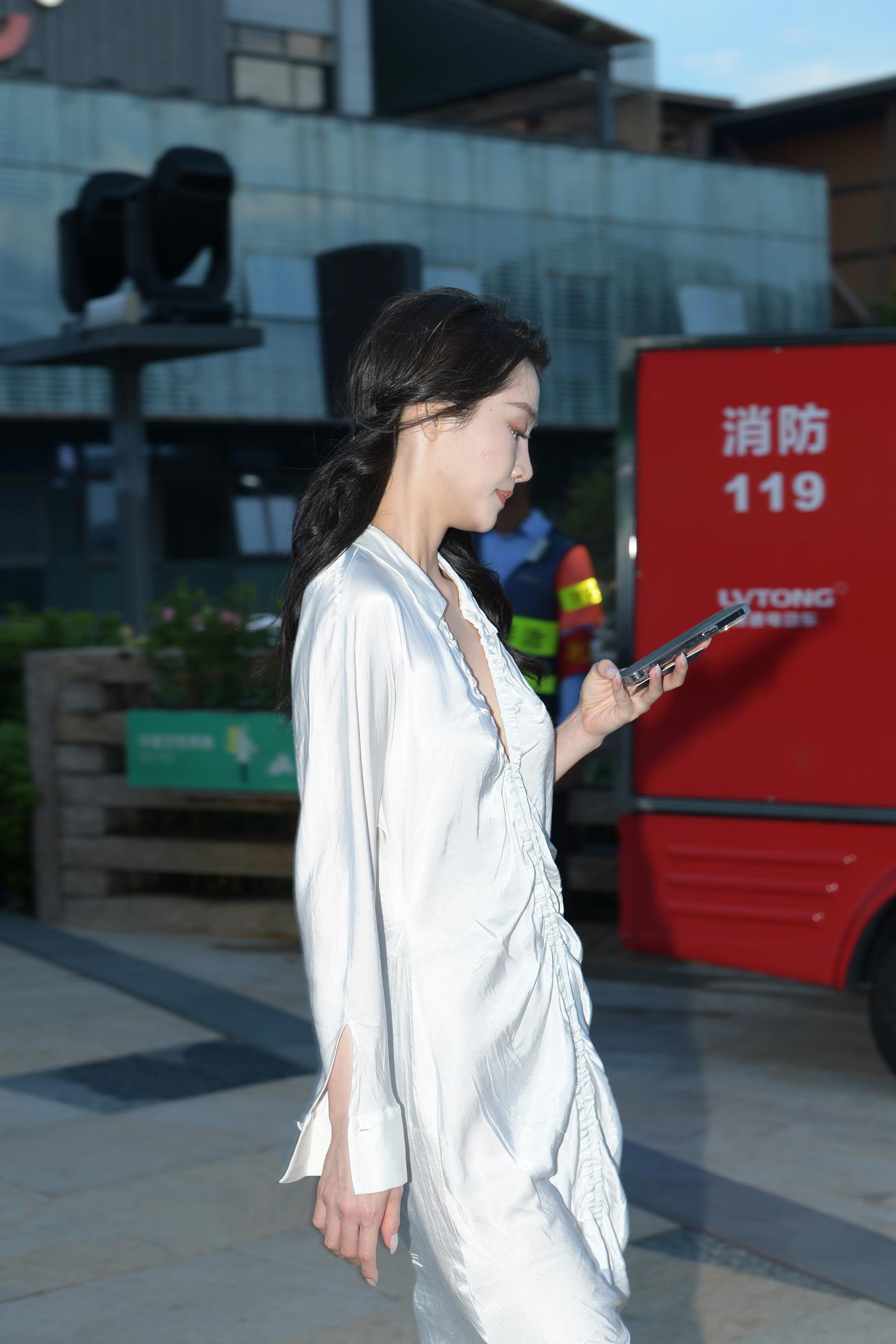 精选街拍作品 NO.4989 简约白裙[53P/116MB] - 图火火