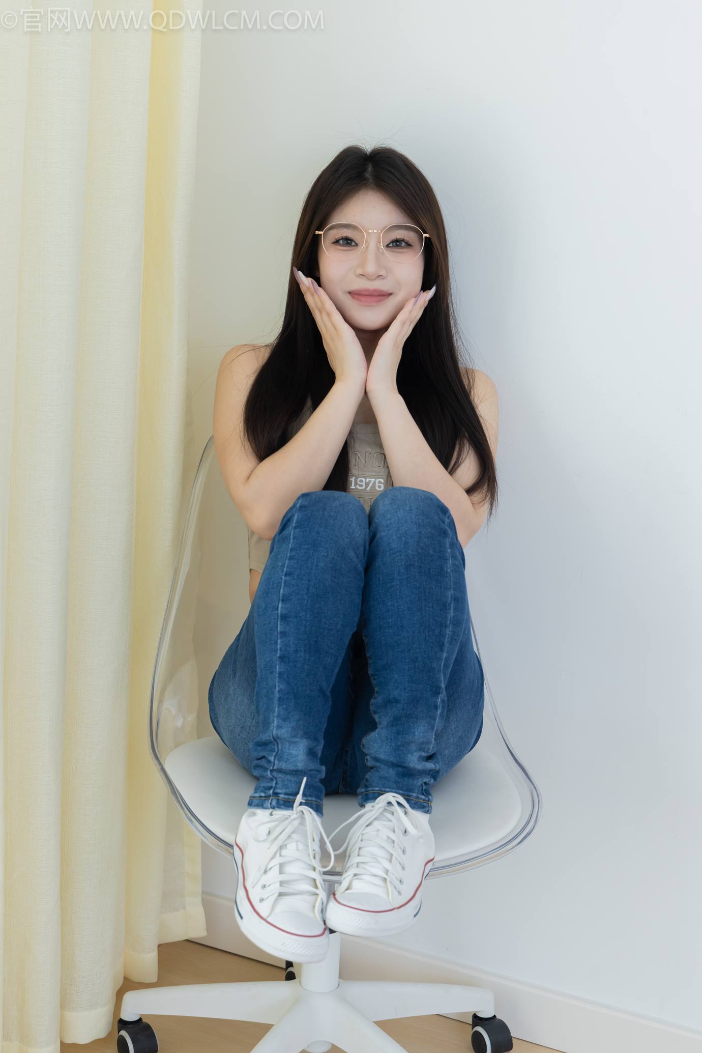 物恋传媒 NO.2303 闪闪-帆布鞋、短黑丝（脚尖加固款）、自然穿着白棉袜、裸足[168P/1V/6.74GB] - 图火火