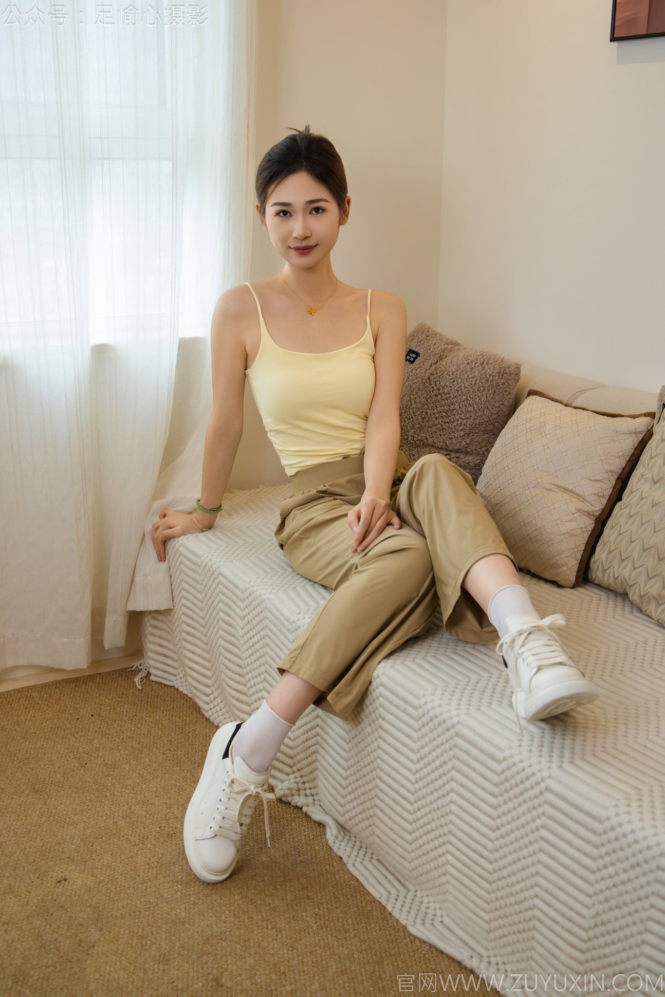 足愉心摄影 第52期：模特沐晴（搭配：白色吊带、棕色长裤、白色丝袜、运动鞋、裸足）[115P/2V/13.9G] - 图火火