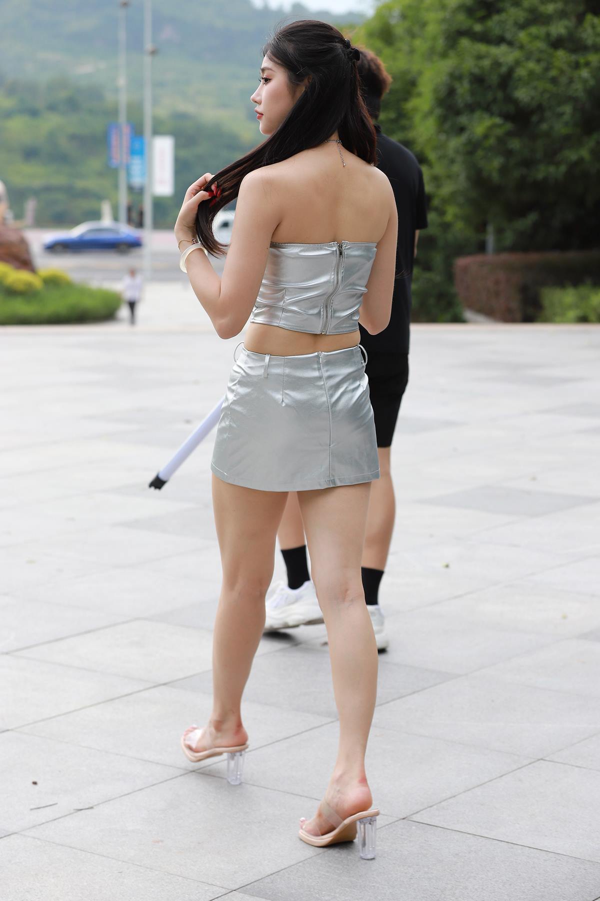 精选街拍作品 NO.5787 银色皮裙[146P/196MB] - 图火火