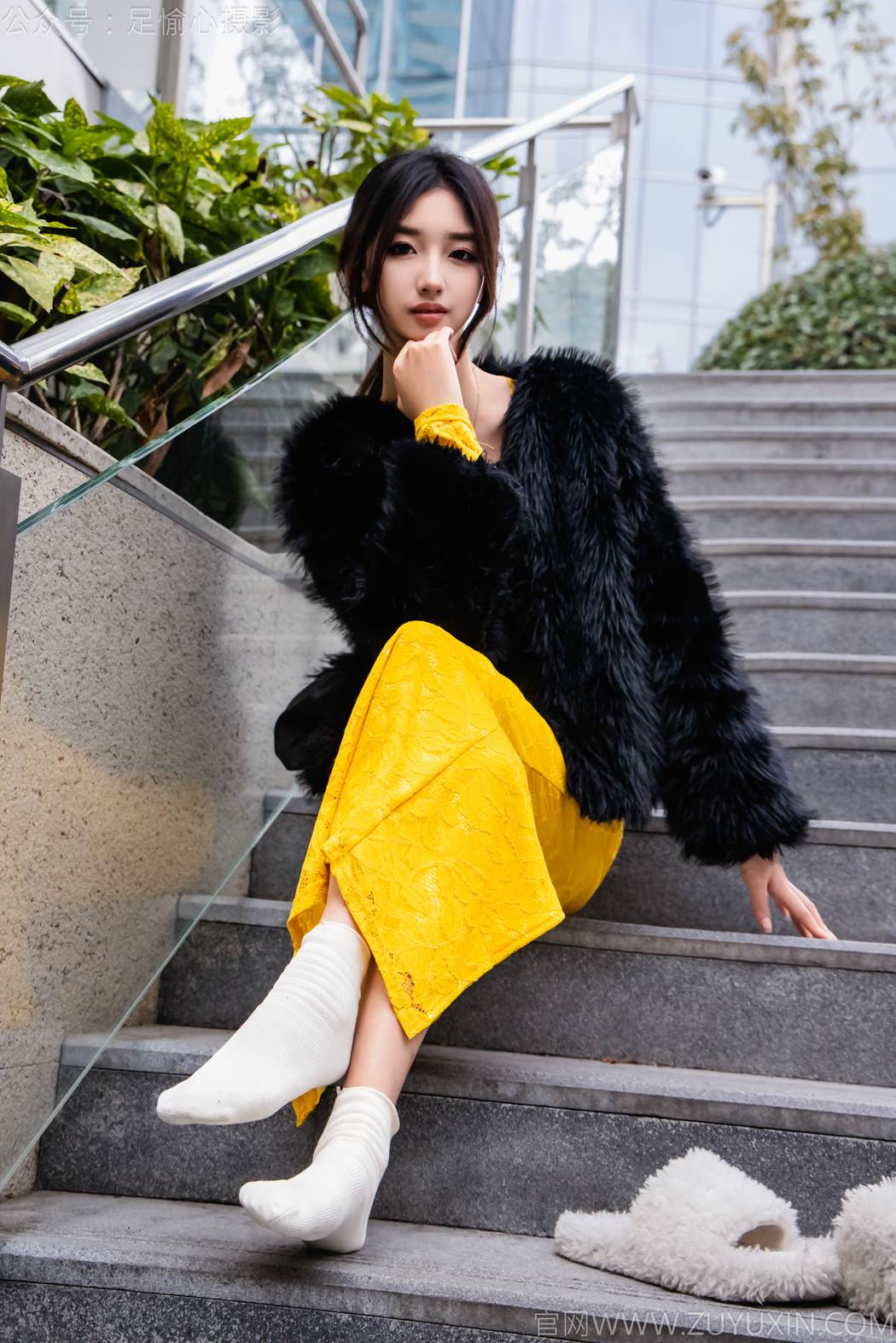 足愉心 NO.010 星朵（搭配：黑色毛衫、黄色连衣裙、绒毛拖鞋、白色棉袜、裸足）[110P/2V/13.6GB] - 图火火