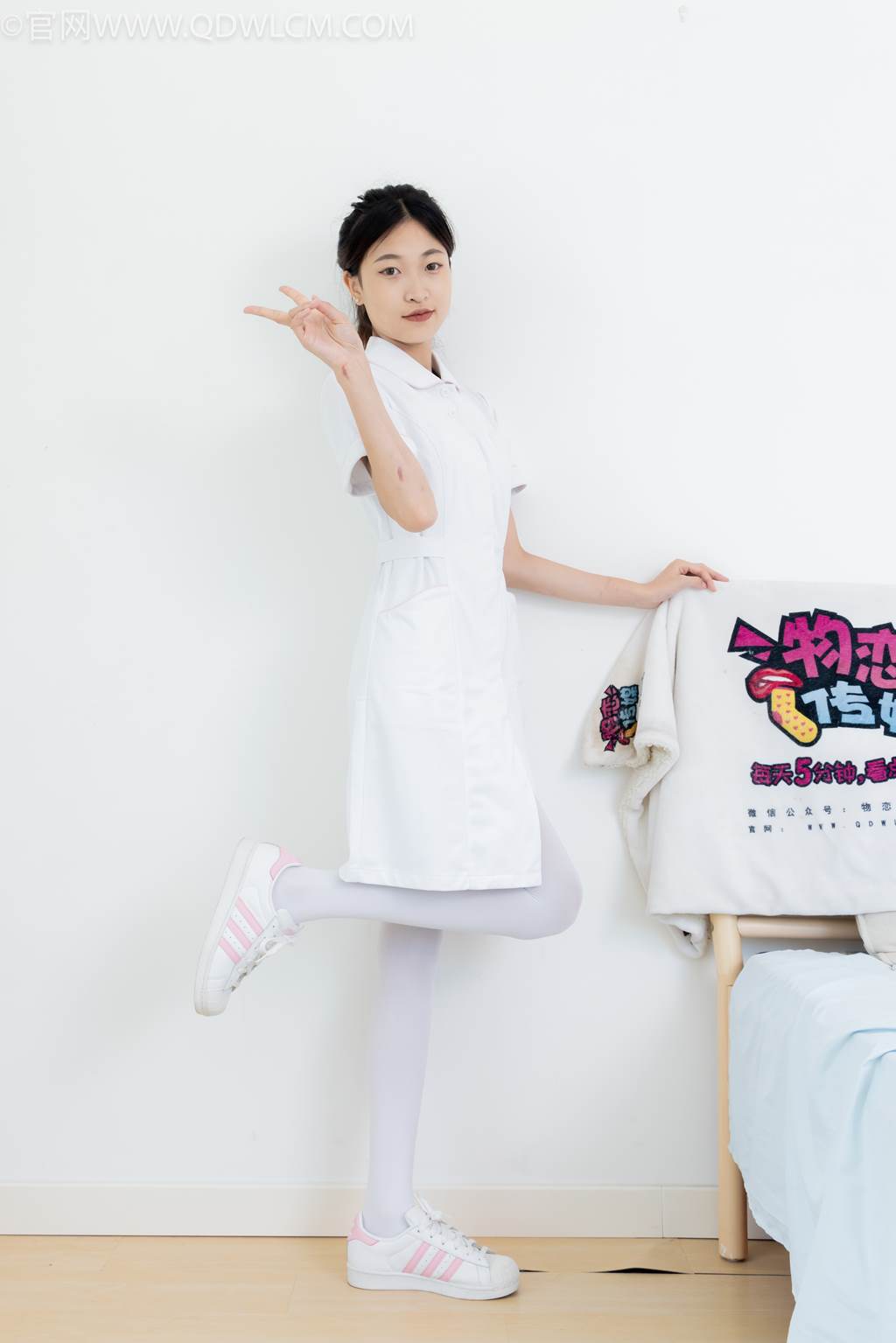 物恋传媒 NO.2450 小夏-板鞋、厚白丝[165P/1V/3.84GB] - 图火火