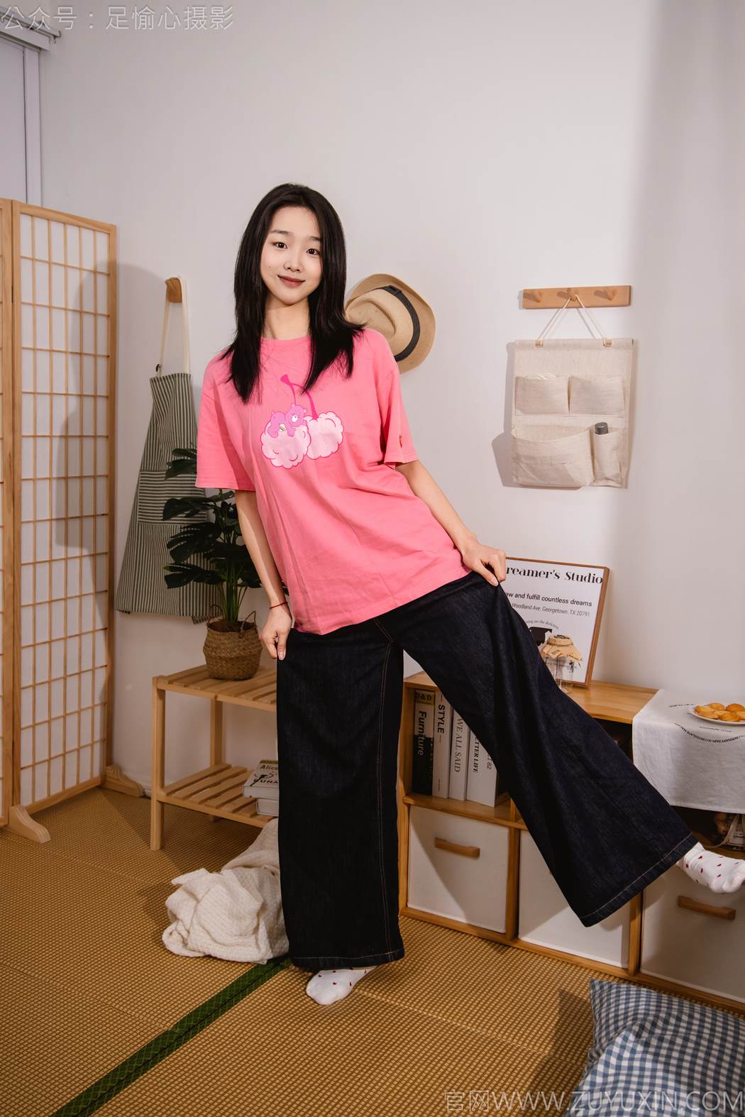 足愉心 NO.018 奶芙（搭配：粉色T恤、牛仔长裤、运动鞋、白色棉袜、裸足）[110P/2V/16.3GB] - 图火火